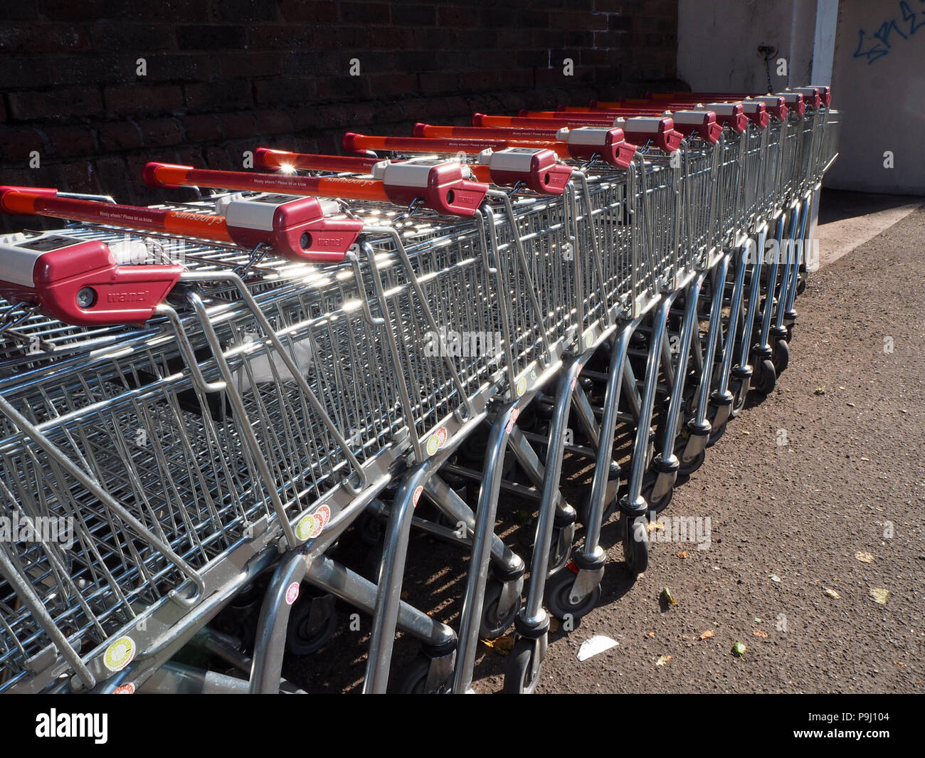 Locking shopping cart hi-res stock photography and images - Alamy