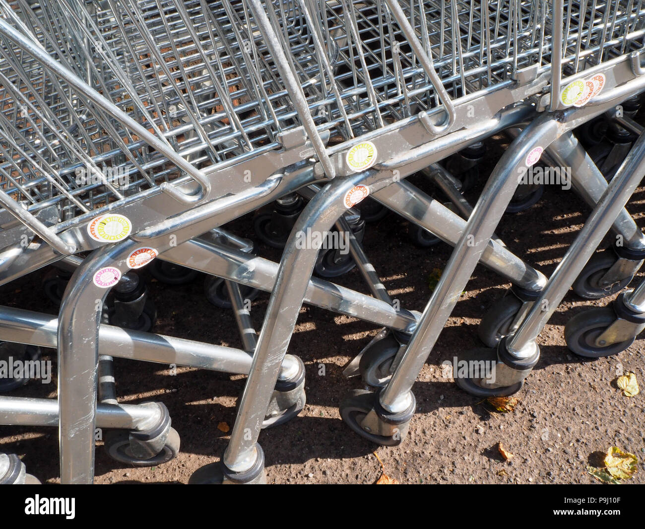 Locking shopping cart hi-res stock photography and images - Alamy