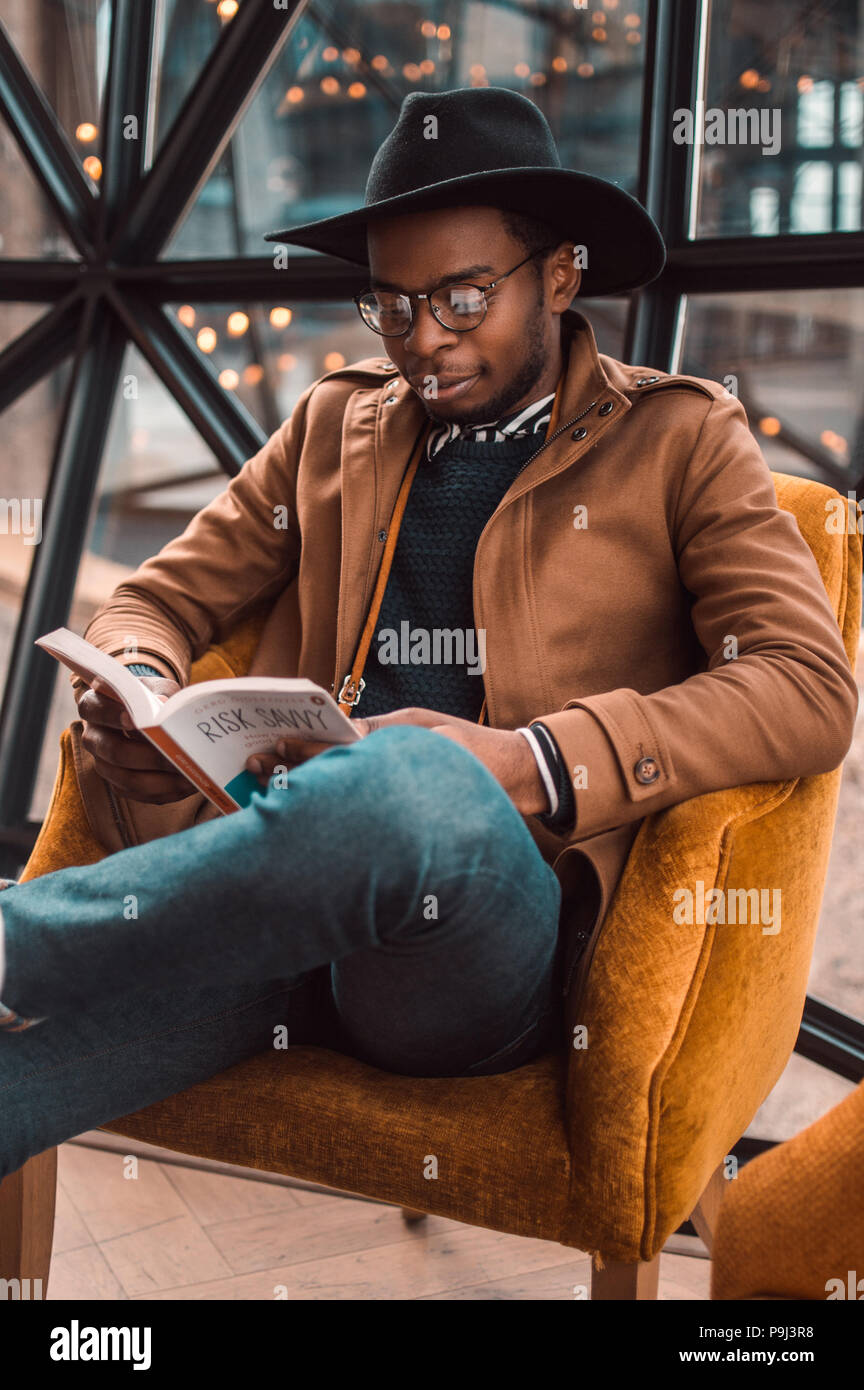 African man sitting reading book hi-res stock photography and images ...