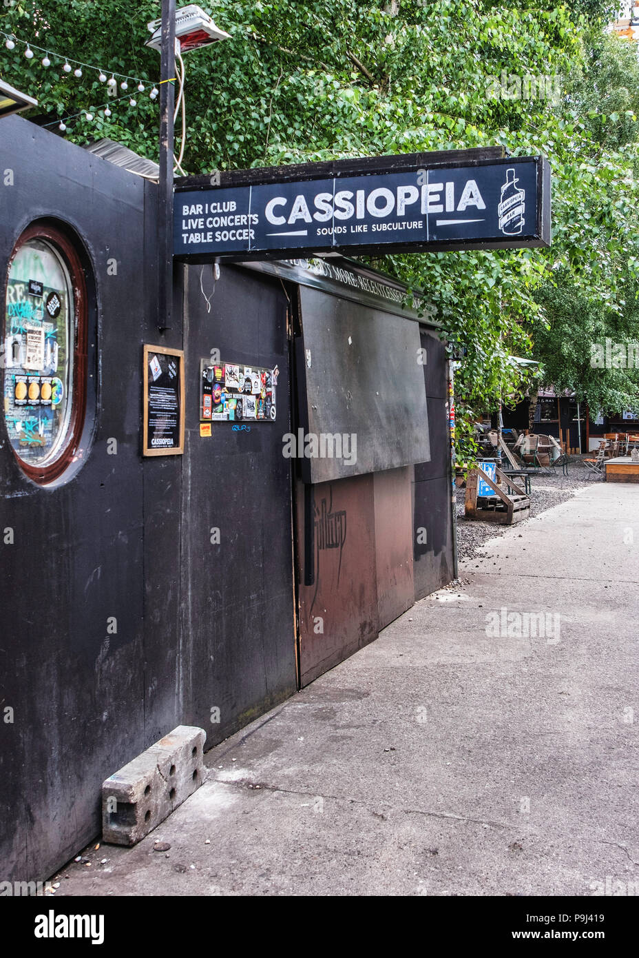 Night club sign hi-res stock photography and images - Alamy