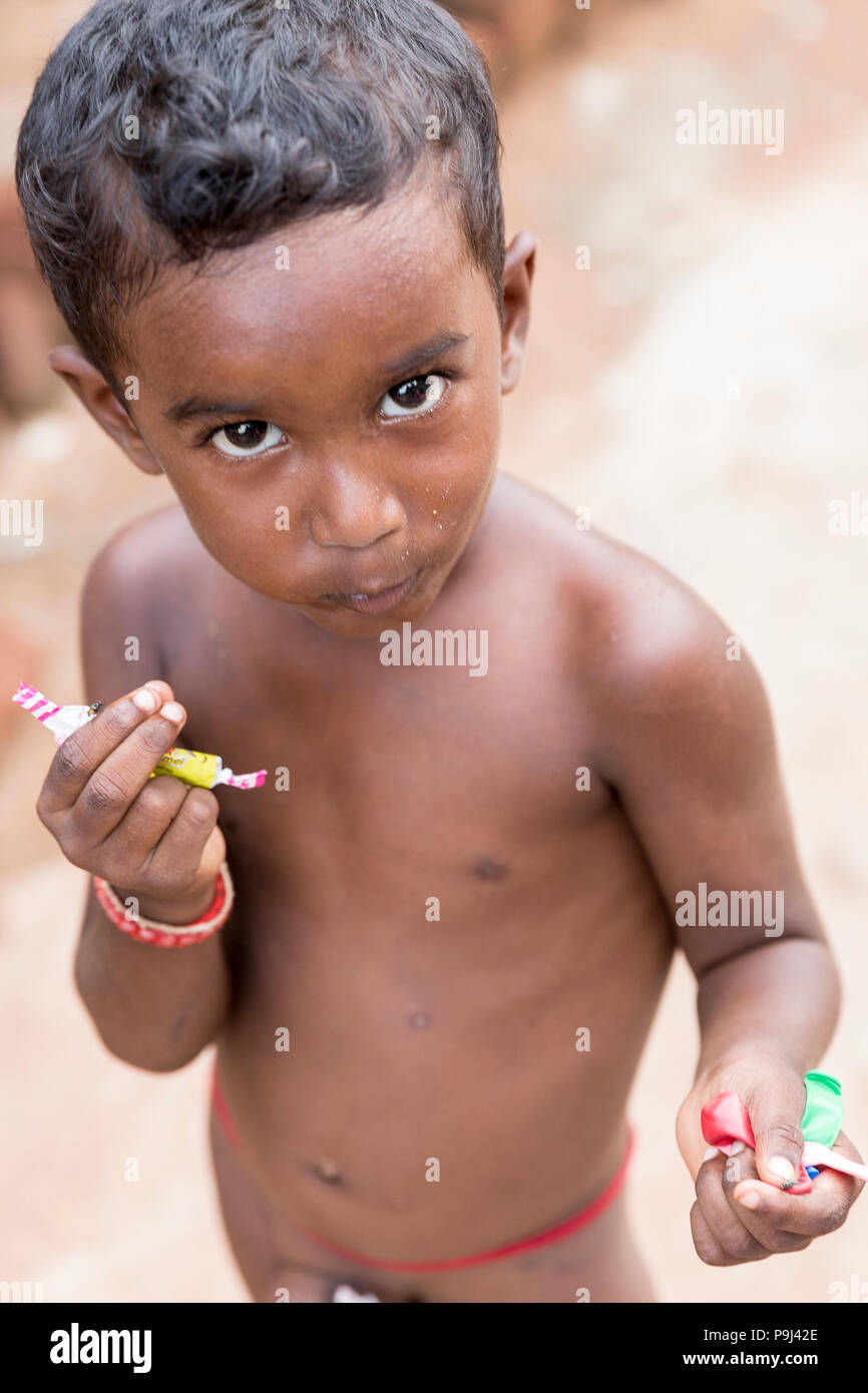 Poor indian beggar girl sitting hi-res stock photography and images - Alamy