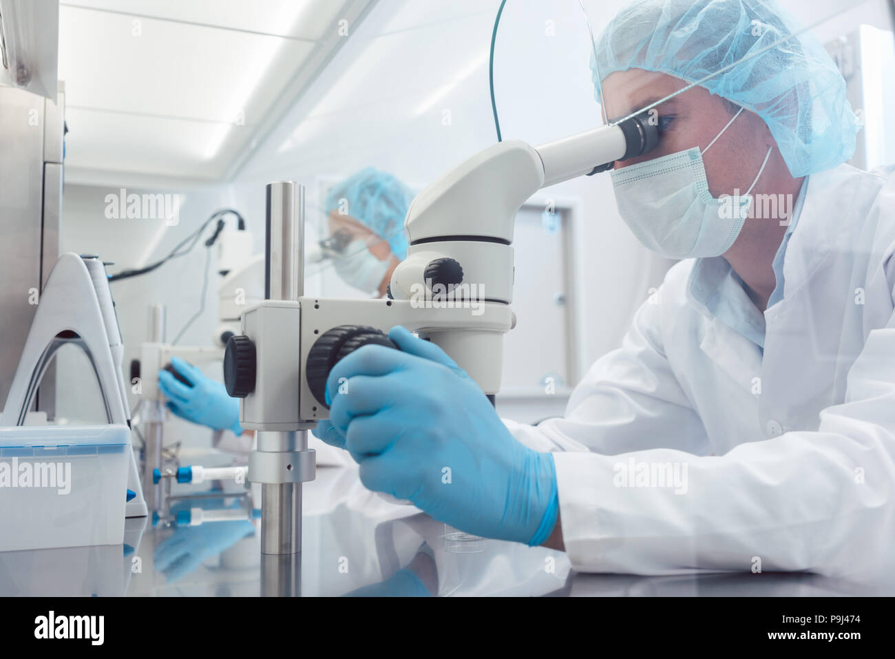 Medical lab scientists hi-res stock photography and images - Alamy