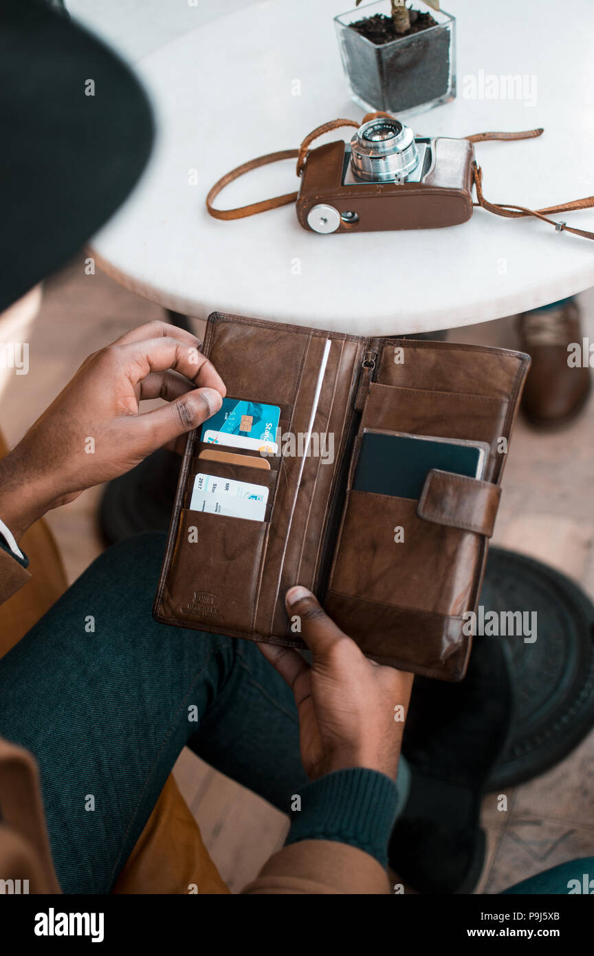 Bank card wallet hands hi-res stock photography and images - Alamy