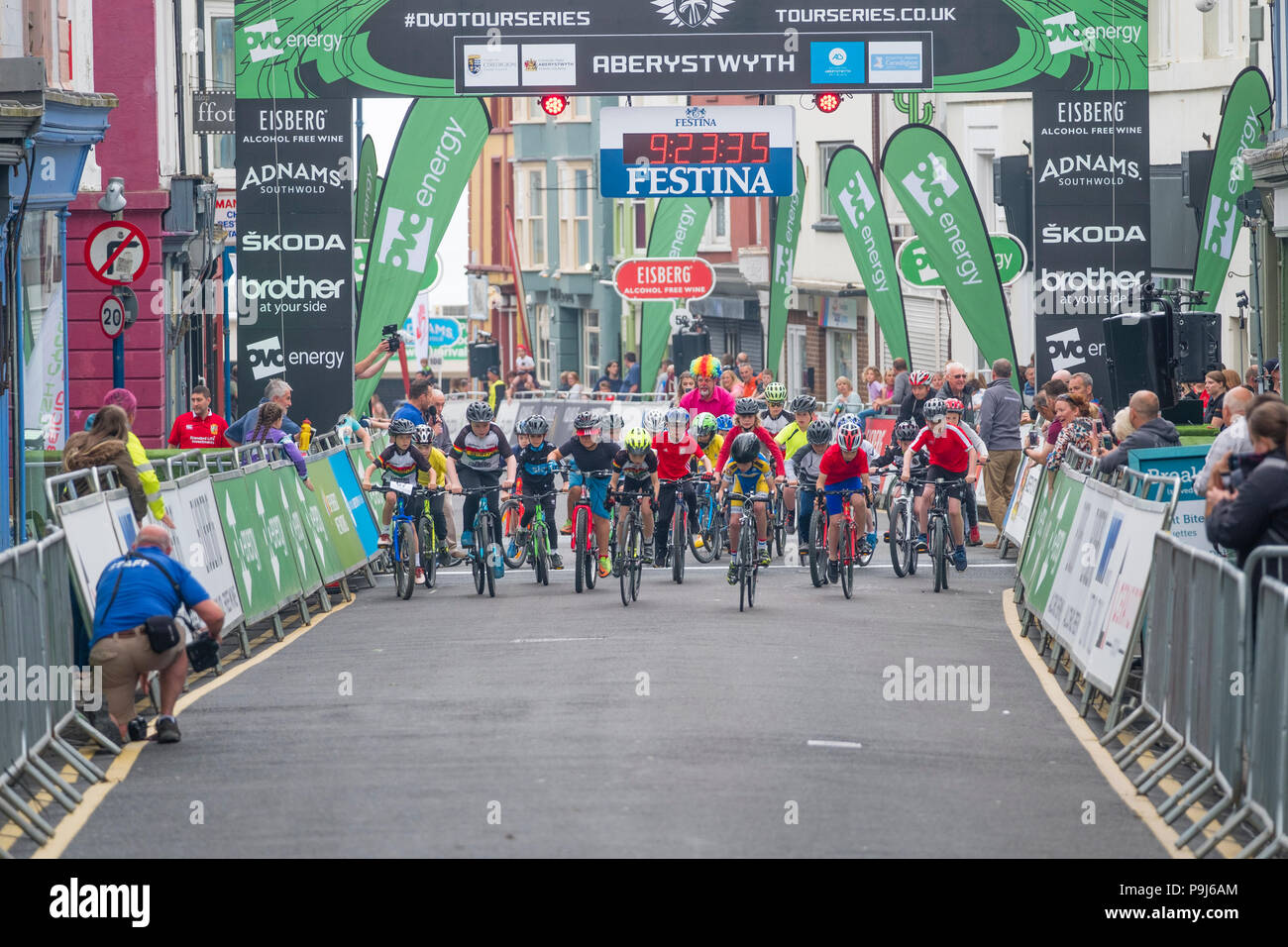 Cycling in the UK: Children and young people competing in a series of ...