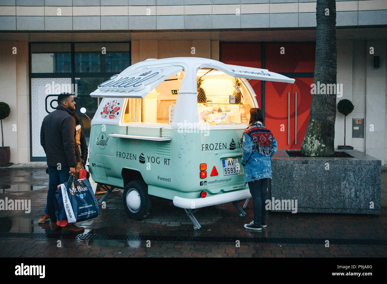 Mobile food outlet hi-res stock photography and images - Alamy