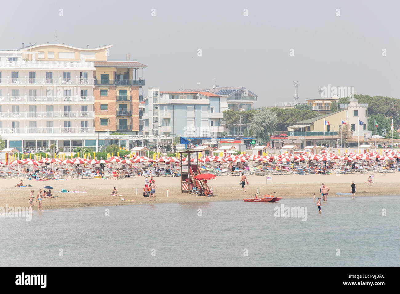 Sun beach crowd italy hi-res stock photography and images - Alamy