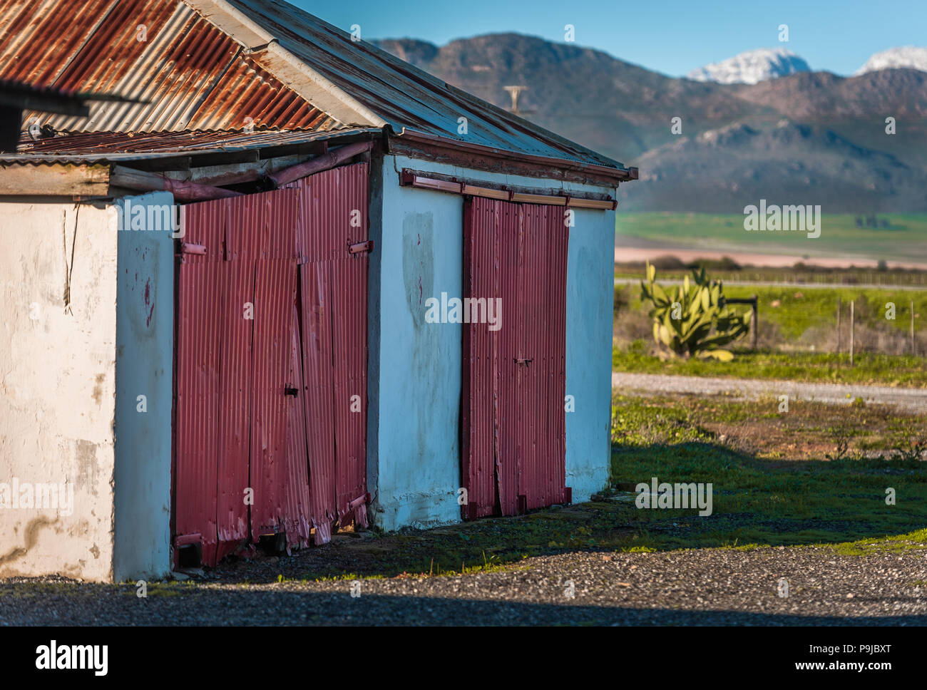Farm barn doors hi-res stock photography and images - Alamy