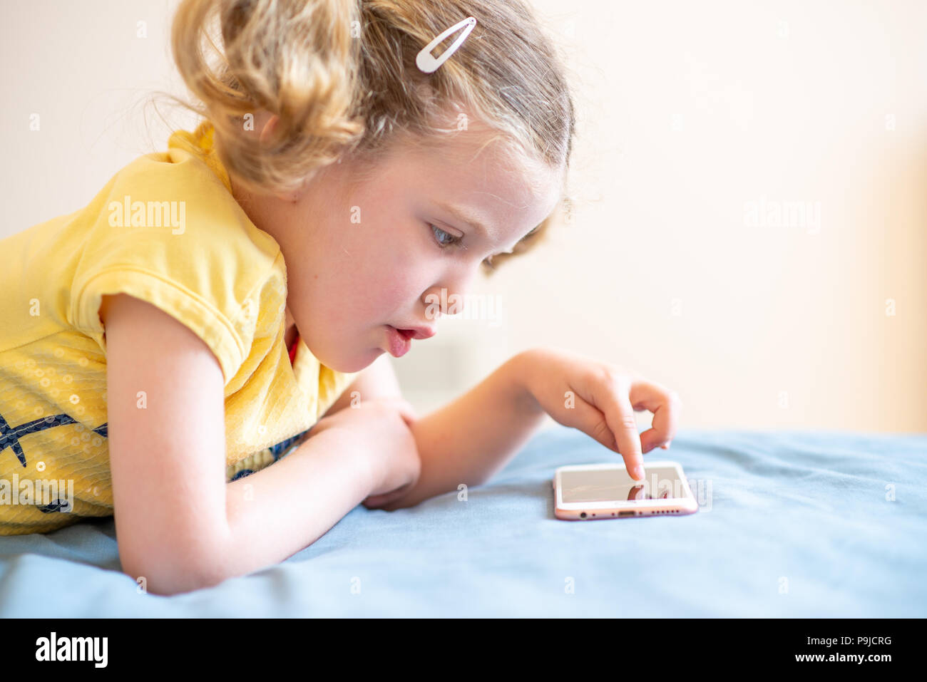 Children and electronic devices hi-res stock photography and images - Alamy