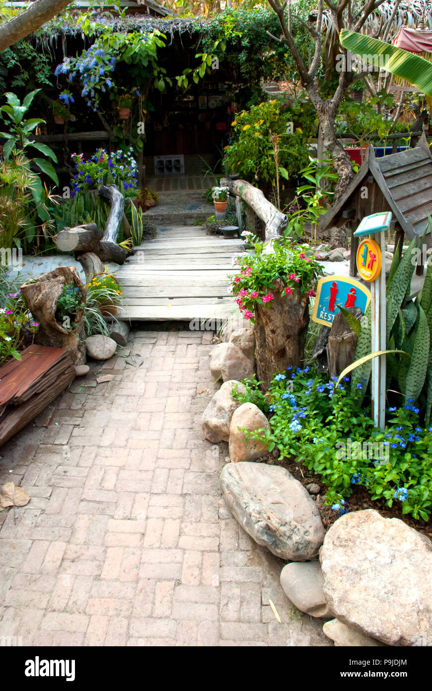 Stone flagged garden hi-res stock photography and images - Alamy