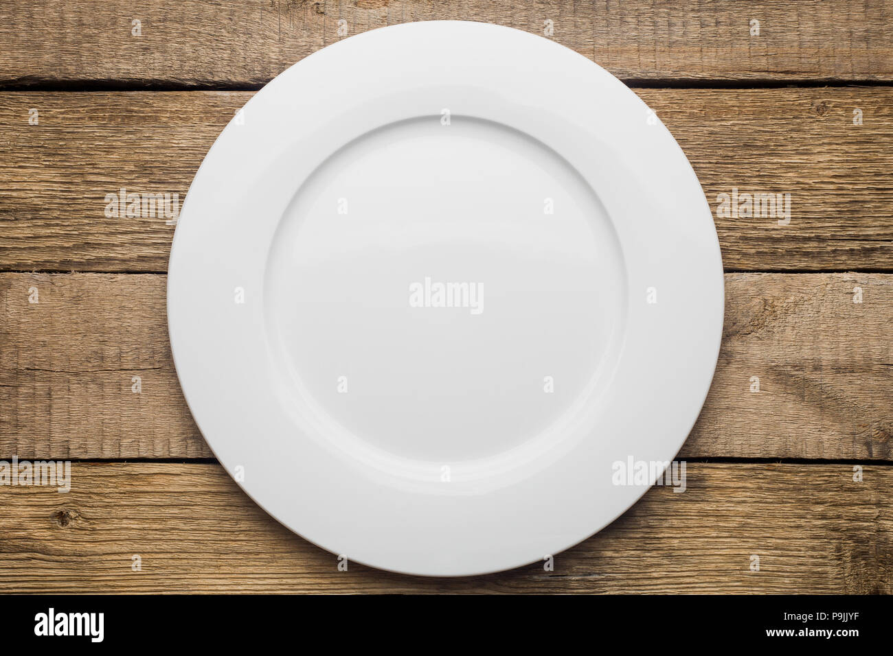 Empty wooden plate hi-res stock photography and images - Alamy