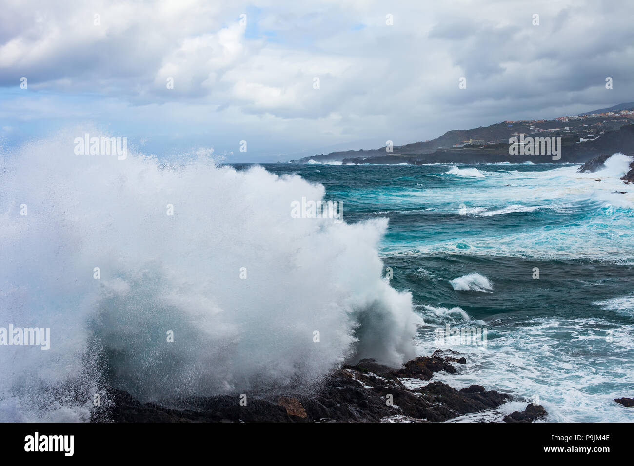 Cliff smashed wave hi-res stock photography and images - Alamy