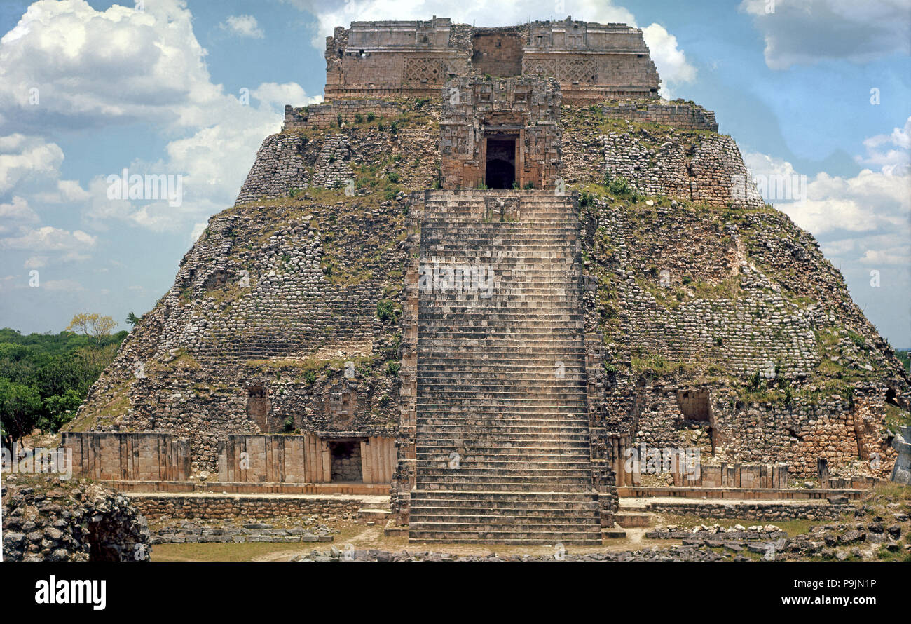 Pyramid of the fortune teller hi-res stock photography and images - Alamy