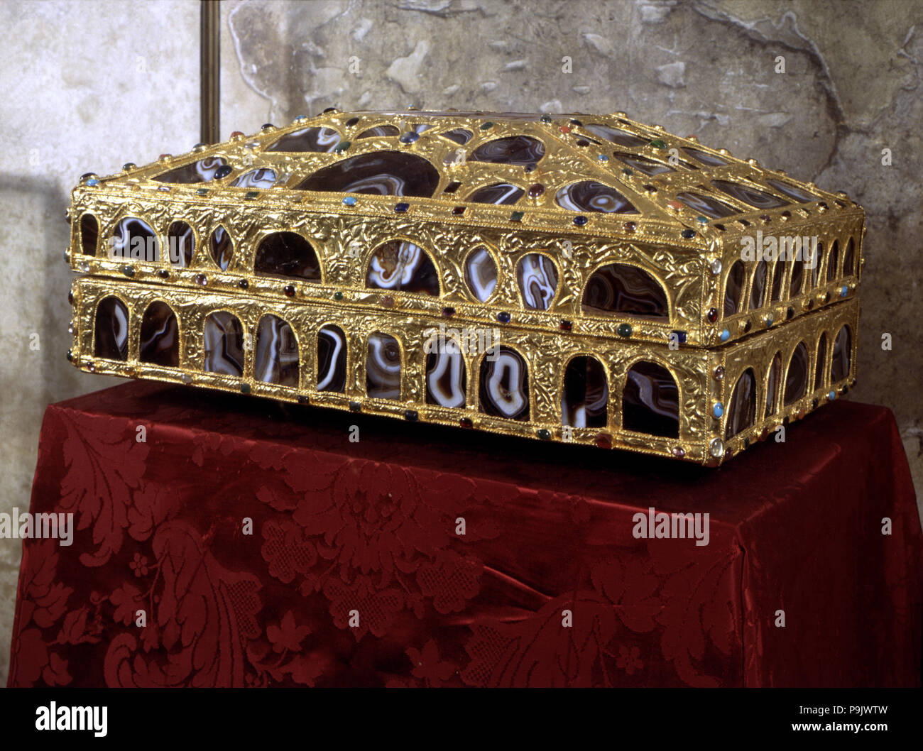 Romanesque tenth century box hi-res stock photography and images - Alamy