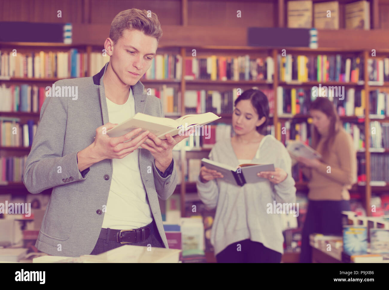 Guy looking interesting books hi-res stock photography and images - Alamy