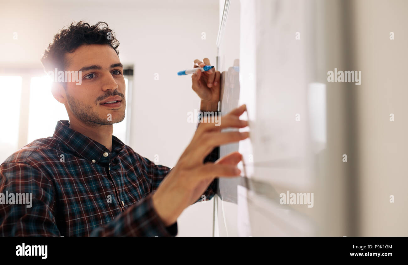 Using a marker hi-res stock photography and images - Alamy