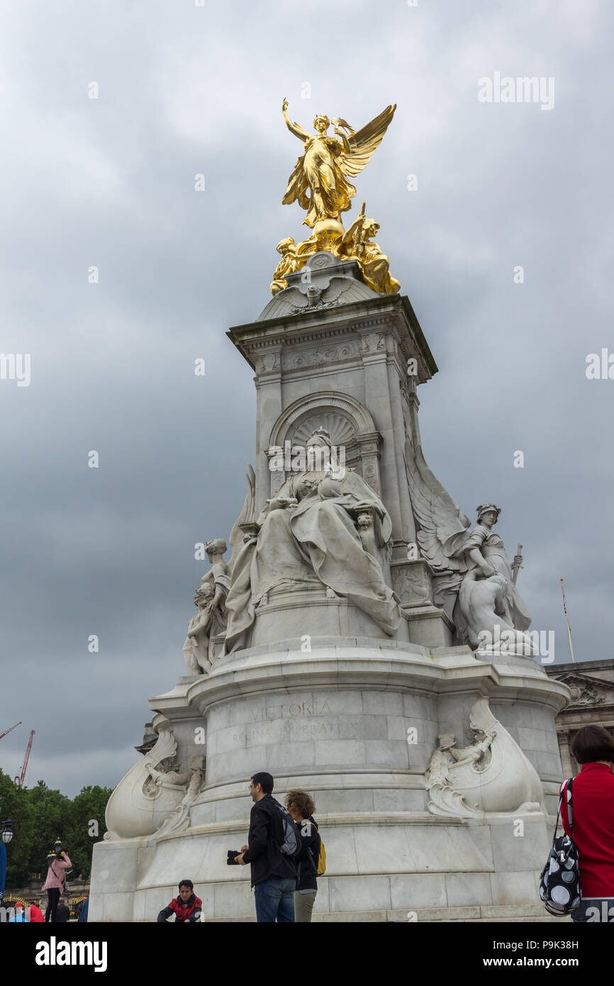 LONDON, ENGLAND - JUNE 17 2016: Queen Victoria Memorial in front of ...