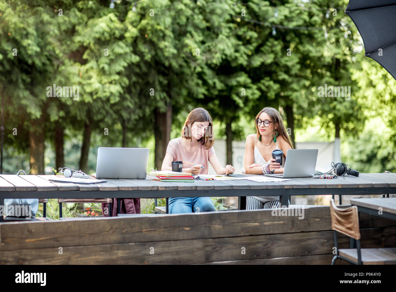 Girlfriends talking cafe hi-res stock photography and images - Alamy