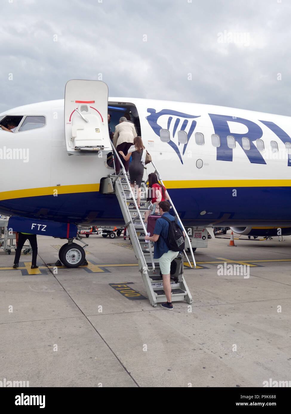 Manchester airport terminal 2018 hi-res stock photography and images ...