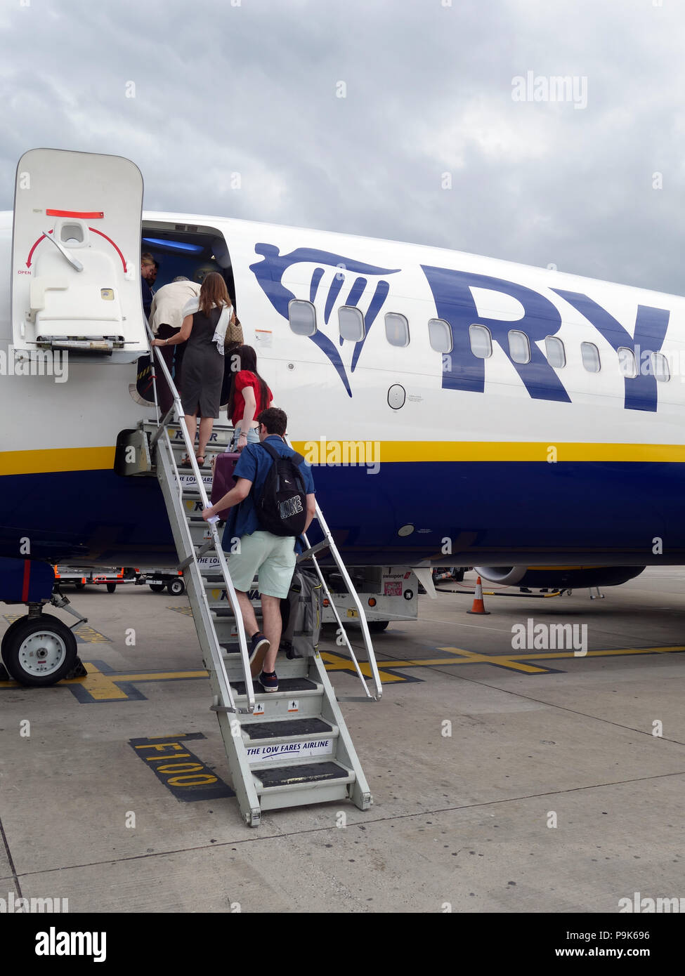Manchester airport runway 2018 hi-res stock photography and images - Alamy