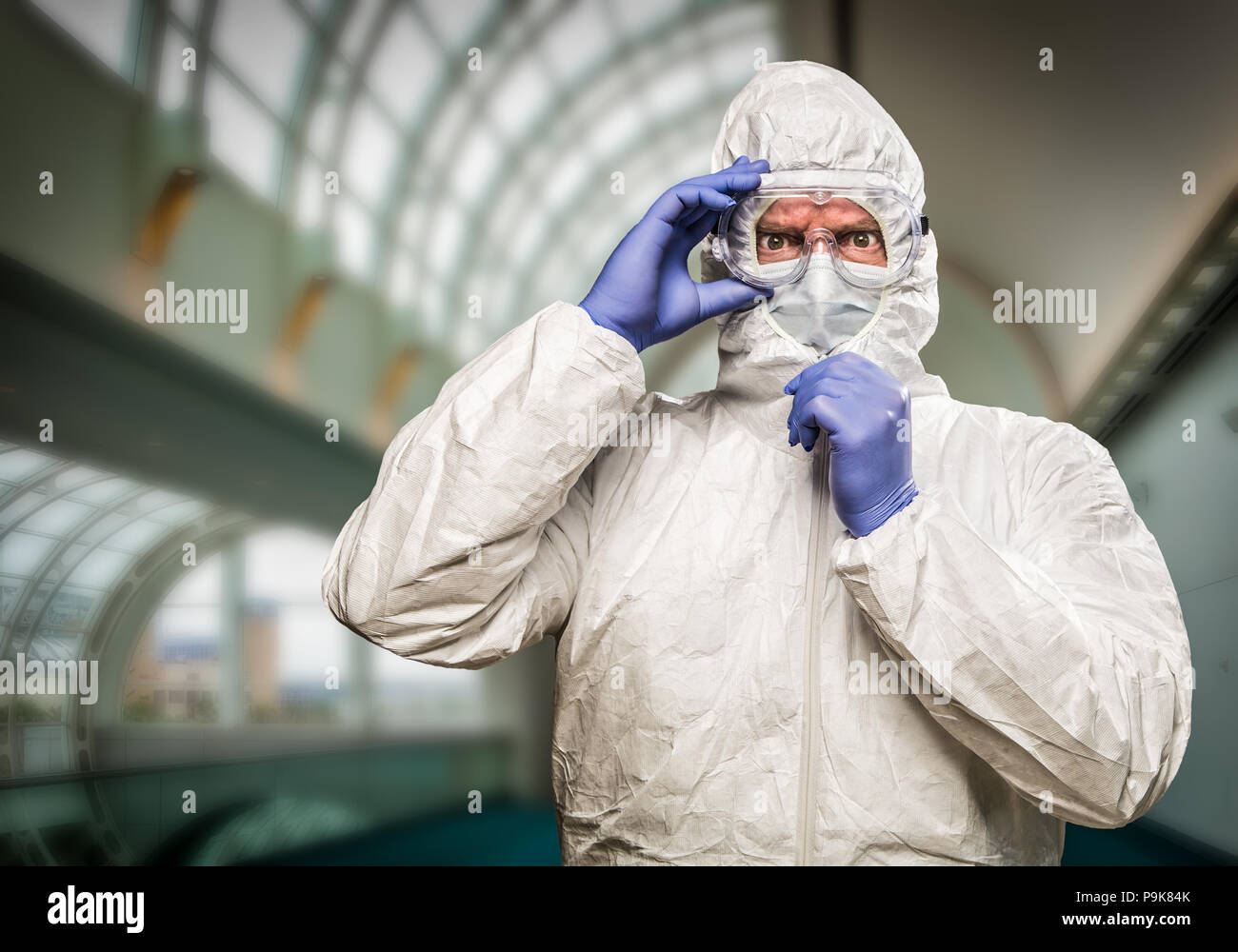 Man wearing hazmat protective clothing hi-res stock photography and ...