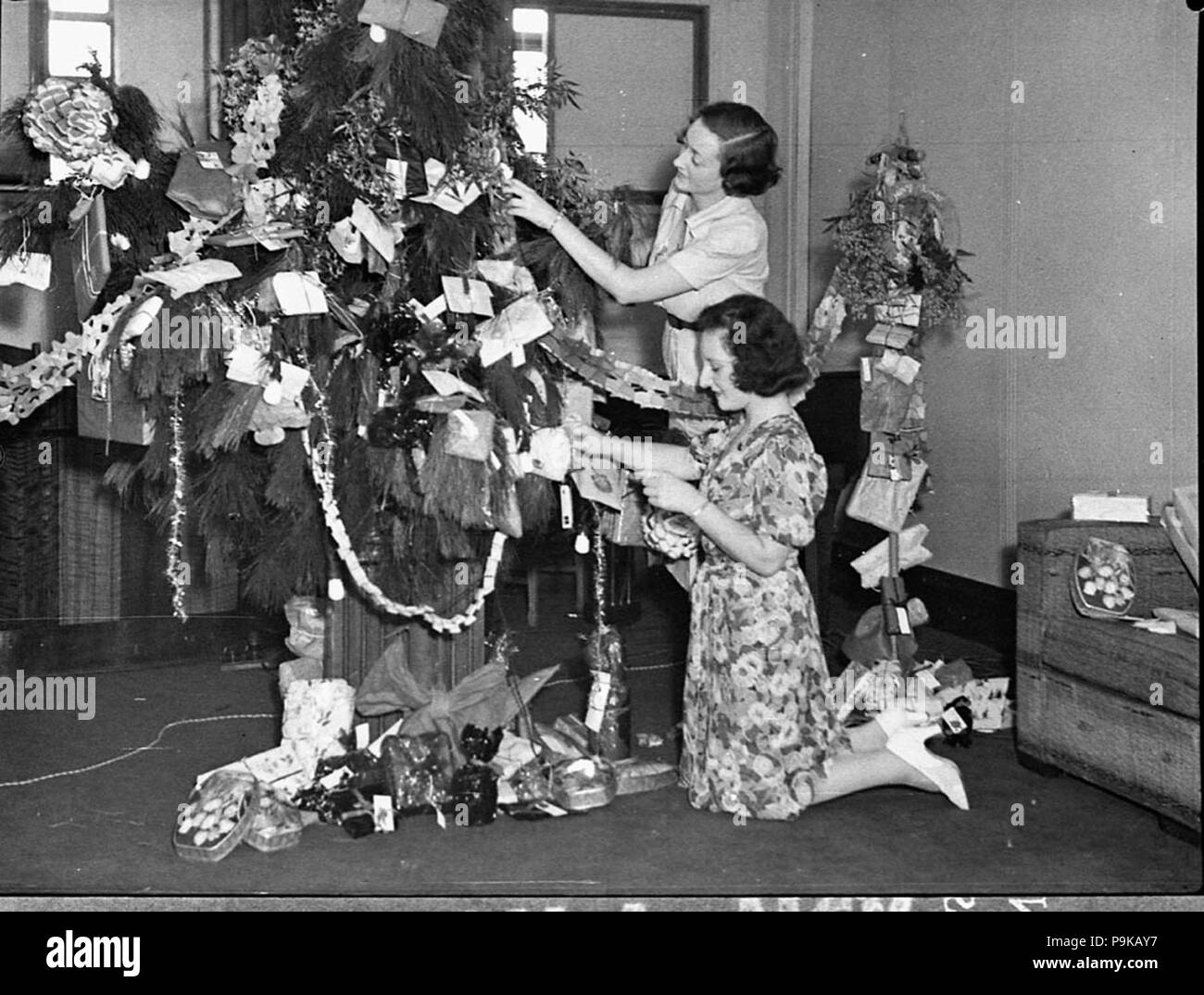 Early 1900s family christmas hi-res stock photography and images - Alamy