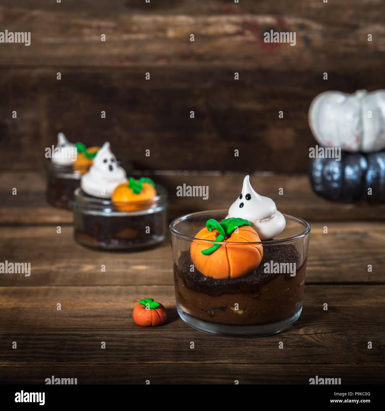 Easy Homemade Chocolate Dirt Pudding for Halloween with Meringue Ghosts ...
