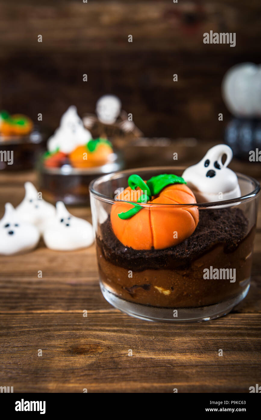 Easy Homemade Chocolate Dirt Pudding for Halloween with Meringue Ghosts ...