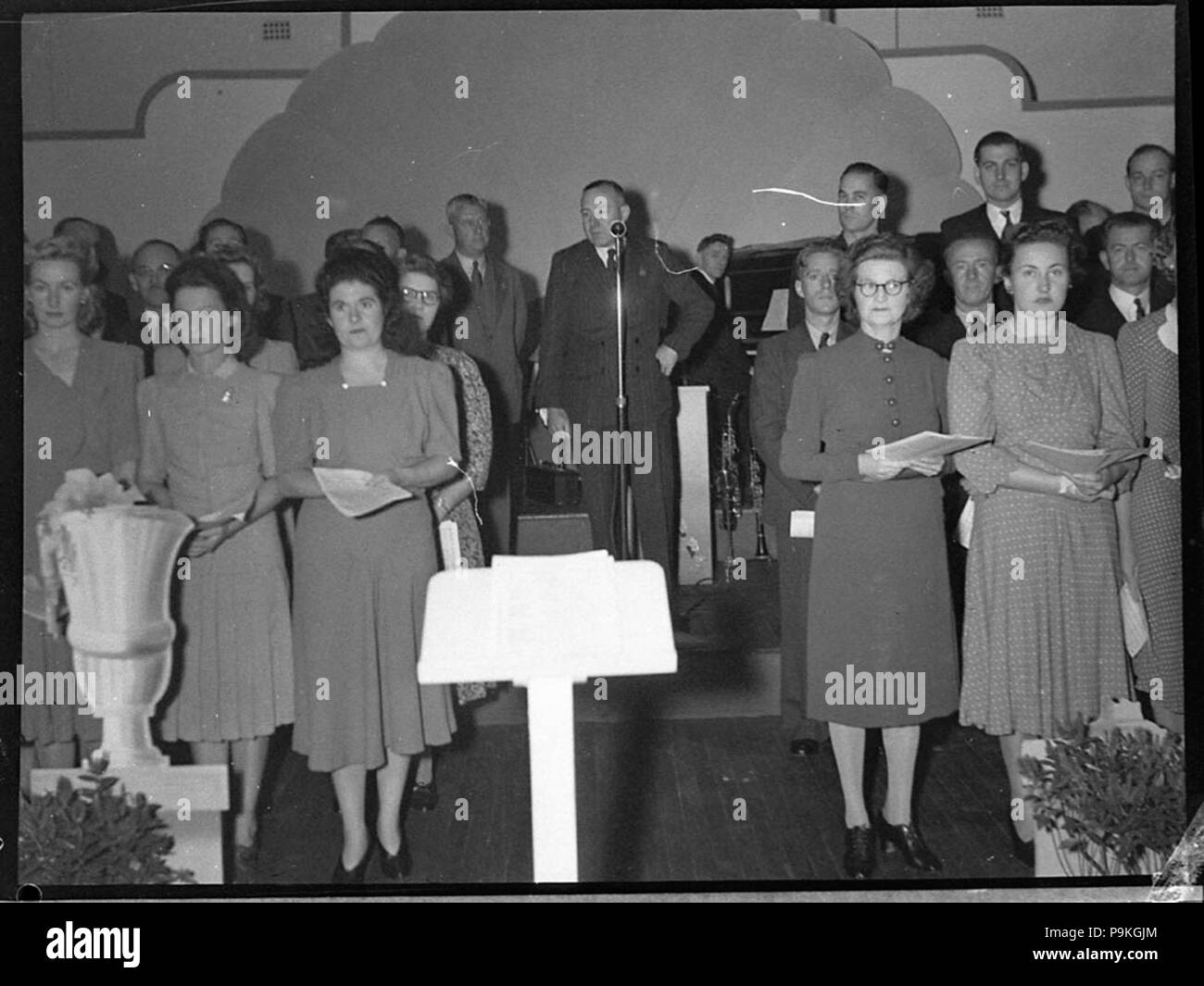 Crowning the queen hi-res stock photography and images - Alamy