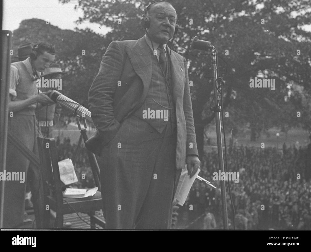252 SLNSW 28405 Harry Yates broadcast Anzac procession taken for radio ...