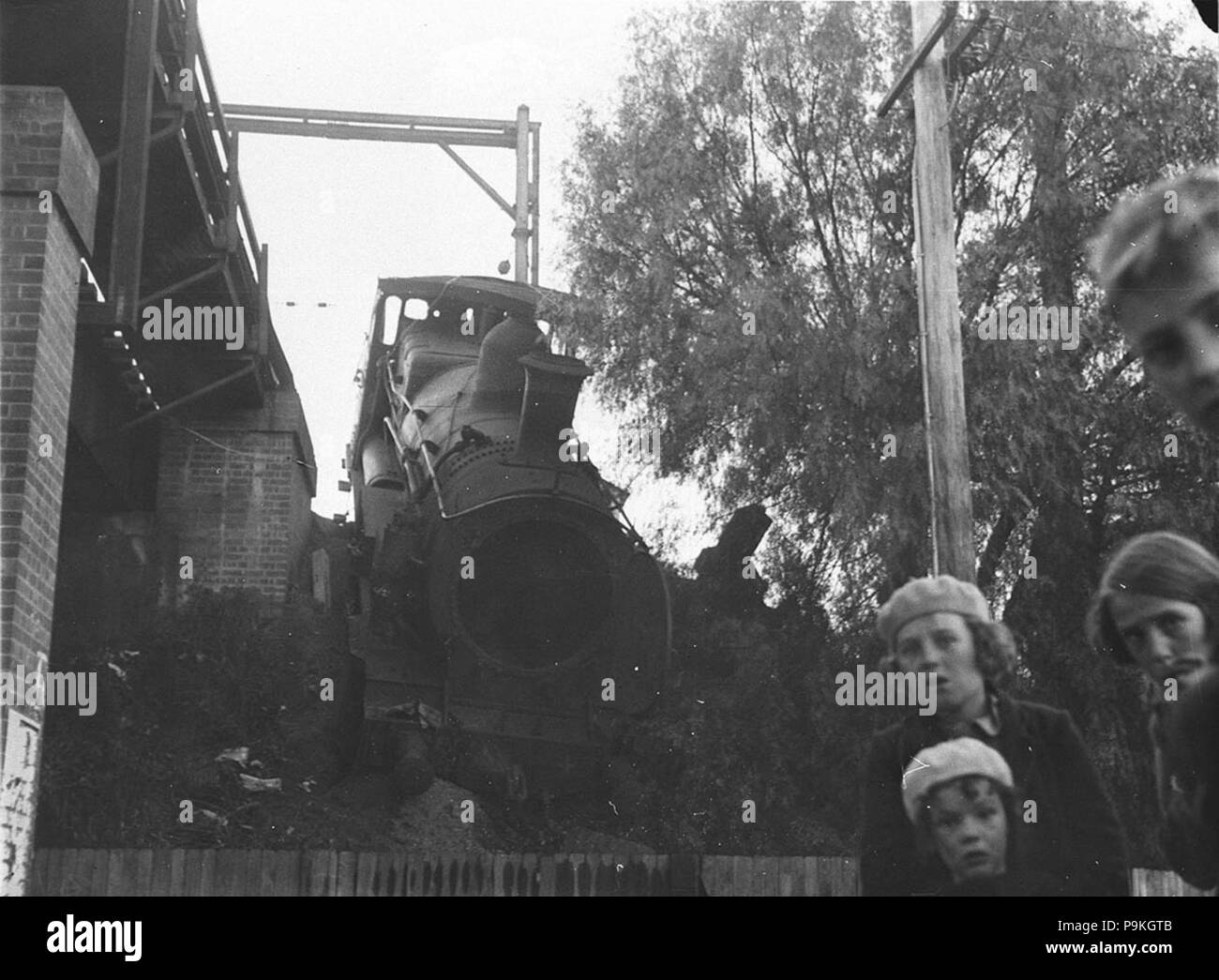 264 SLNSW 42237 55 class locomotive crash children look at crashed ...