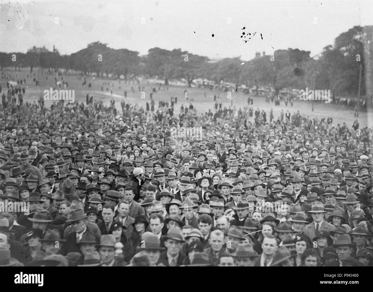 Massed crowds hi-res stock photography and images - Alamy