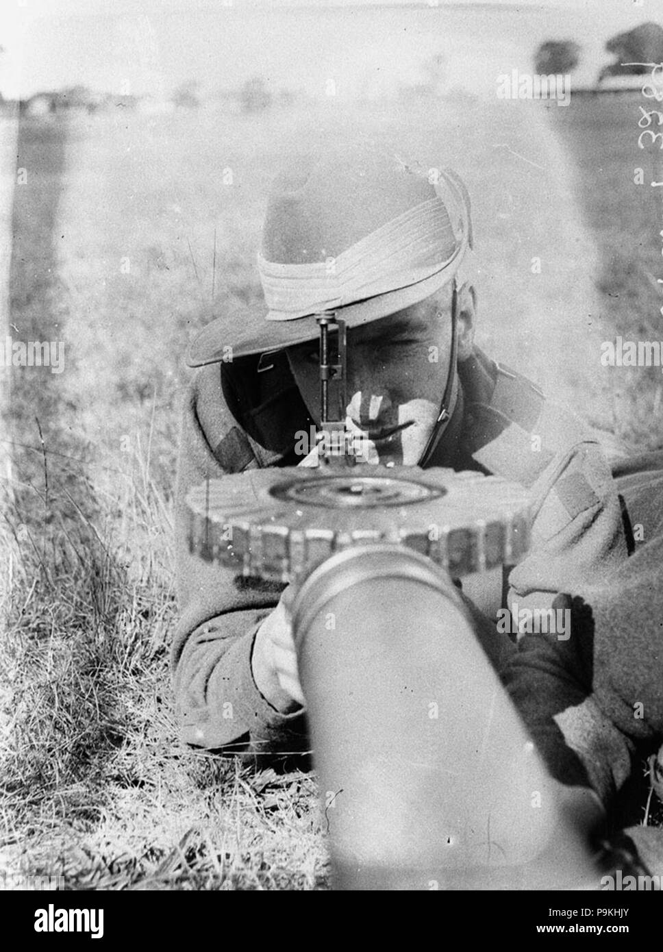 Aiming a gun Black and White Stock Photos & Images - Alamy