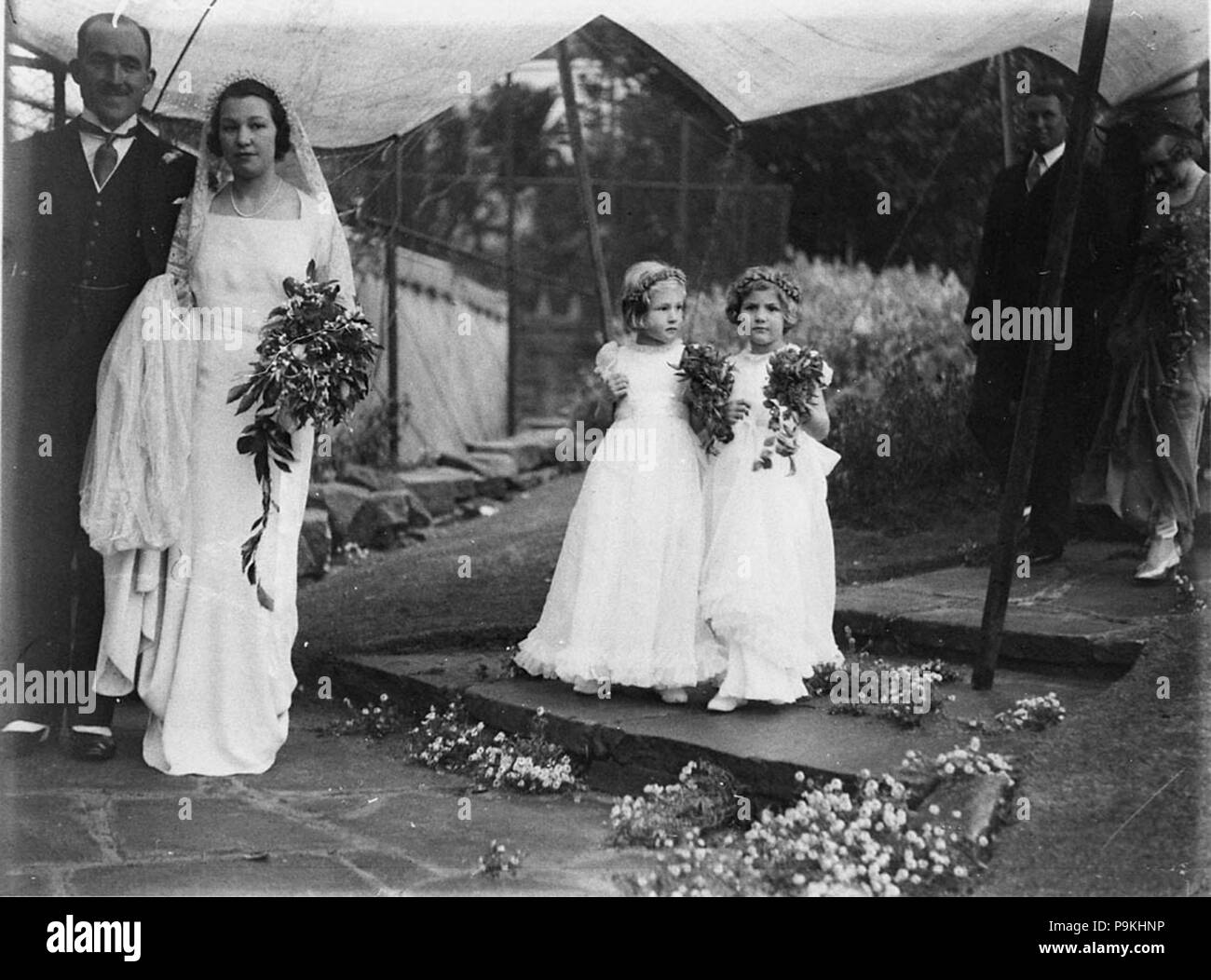 273 SLNSW 51902 WhitneyFriend bridal couple and two flower girls arrive ...