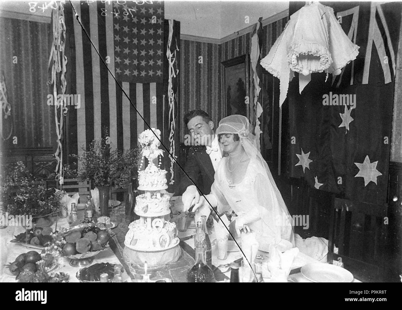 Cake cutting ceremony hi-res stock photography and images - Alamy
