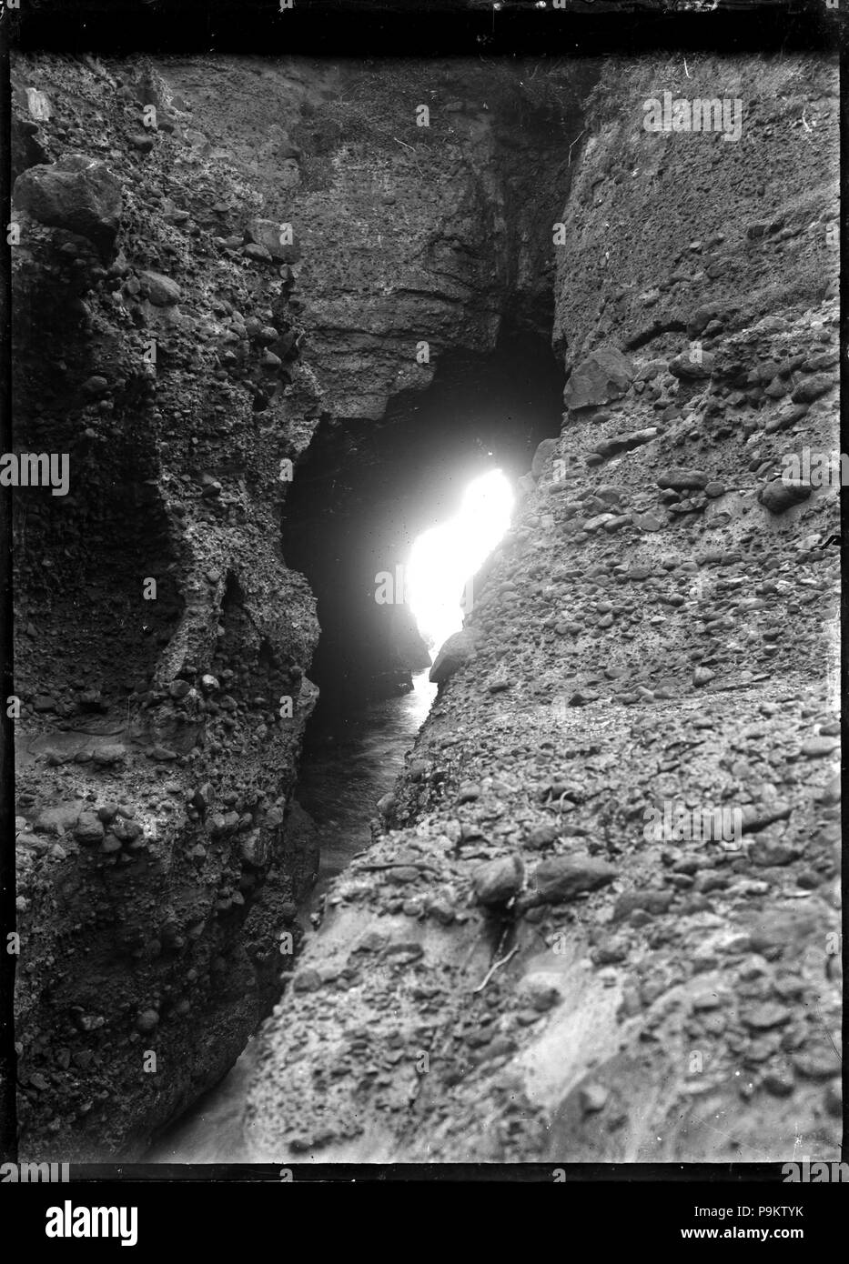 Piha beach waves Black and White Stock Photos & Images - Alamy