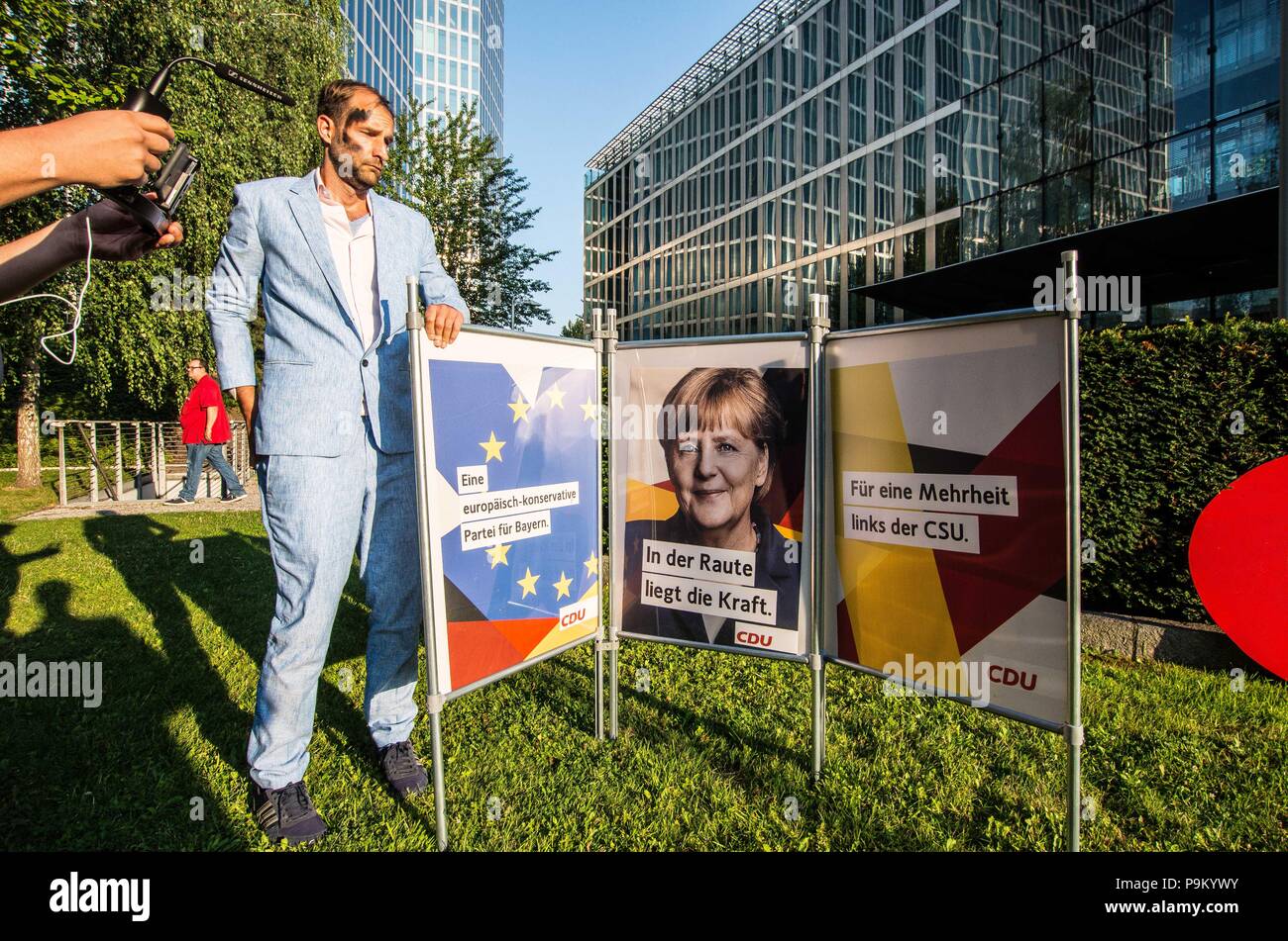 Zentrum fuer politische schoenheit zps hi-res stock photography and ...