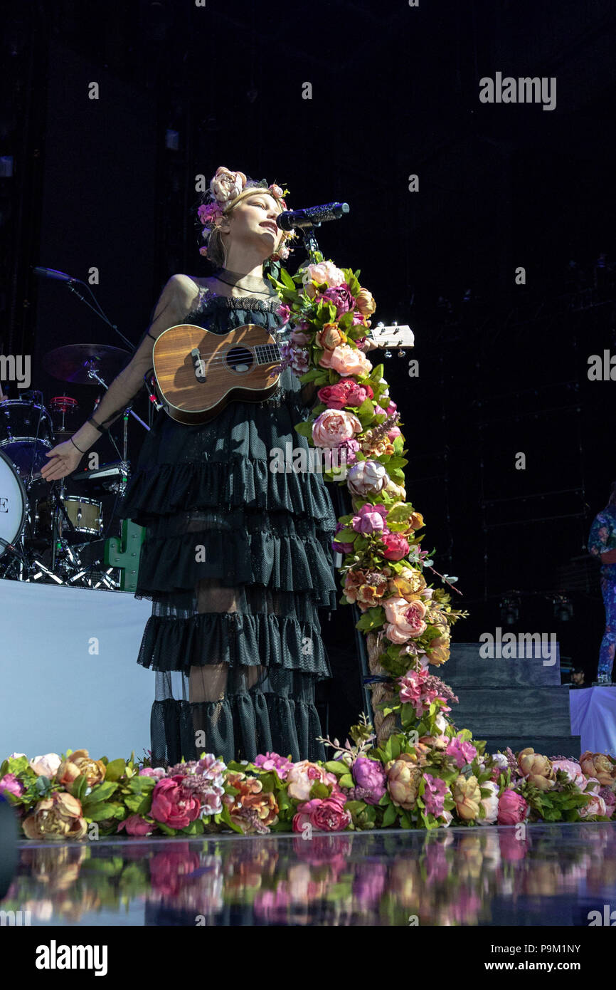 Grace vanderwaal americas got talent hi-res stock photography and ...