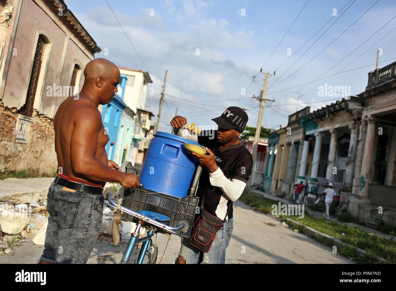 La Habana, La Habana, Cuba. 18th July, 2018. A man offers tamales on ...