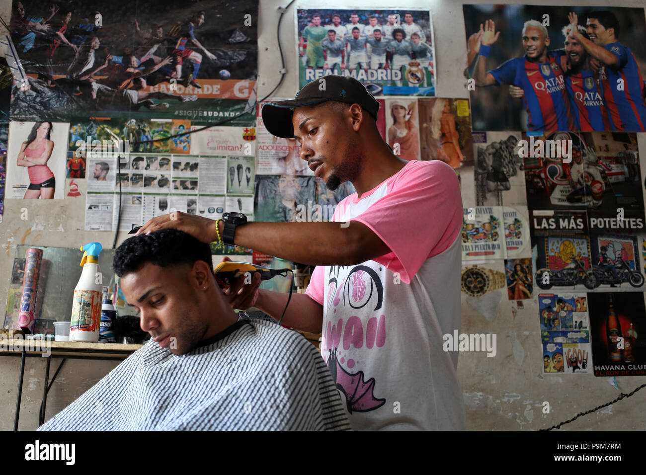 Havana barbershop hi-res stock photography and images - Alamy