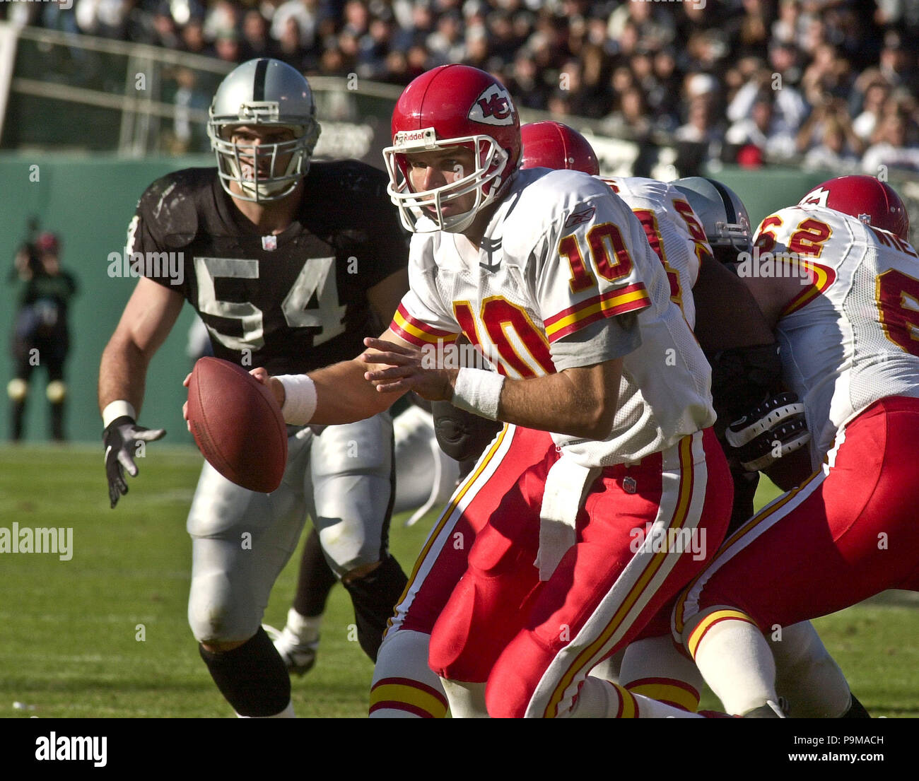 Oakland, California, USA. 9th Dec, 2001. Kansas City Chiefs quarterback ...