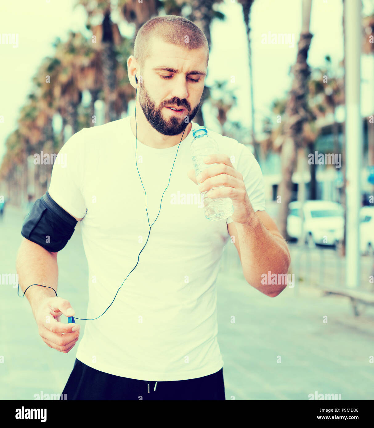 Out of breath black athlete hi-res stock photography and images - Alamy