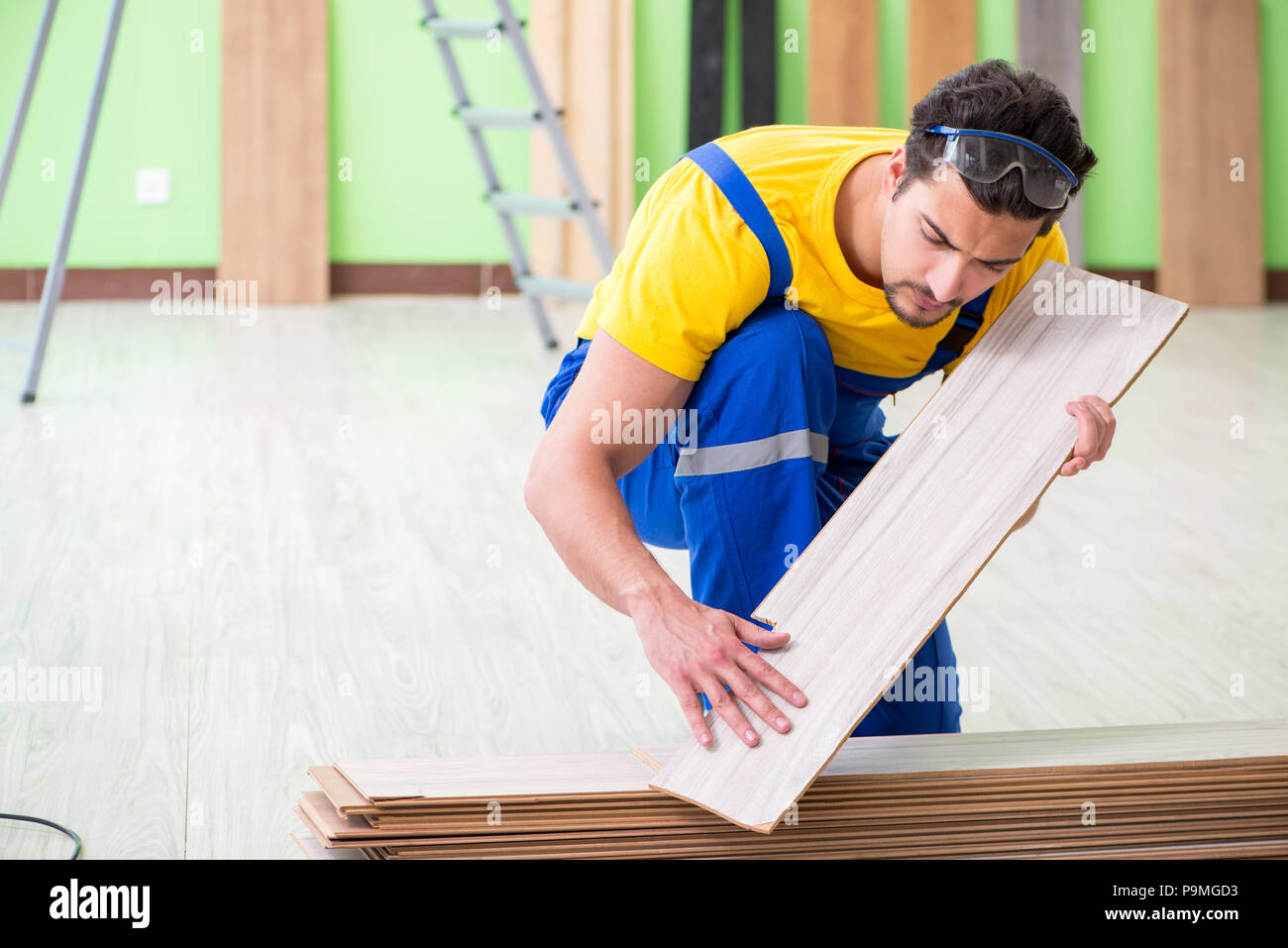 Professional contractor laying flooring at home Stock Photo - Alamy