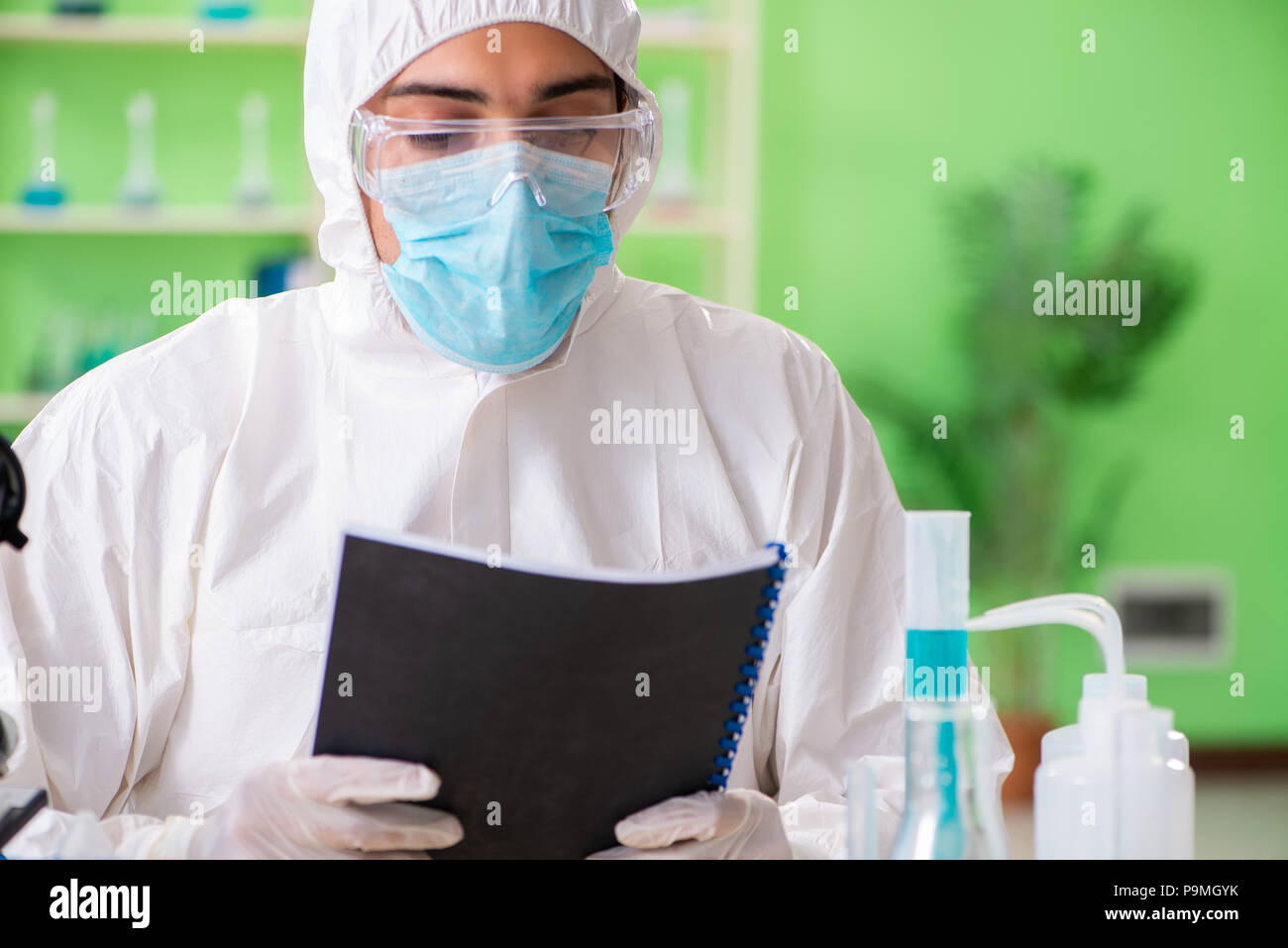 Chemist working in the lab on new experiment Stock Photo - Alamy