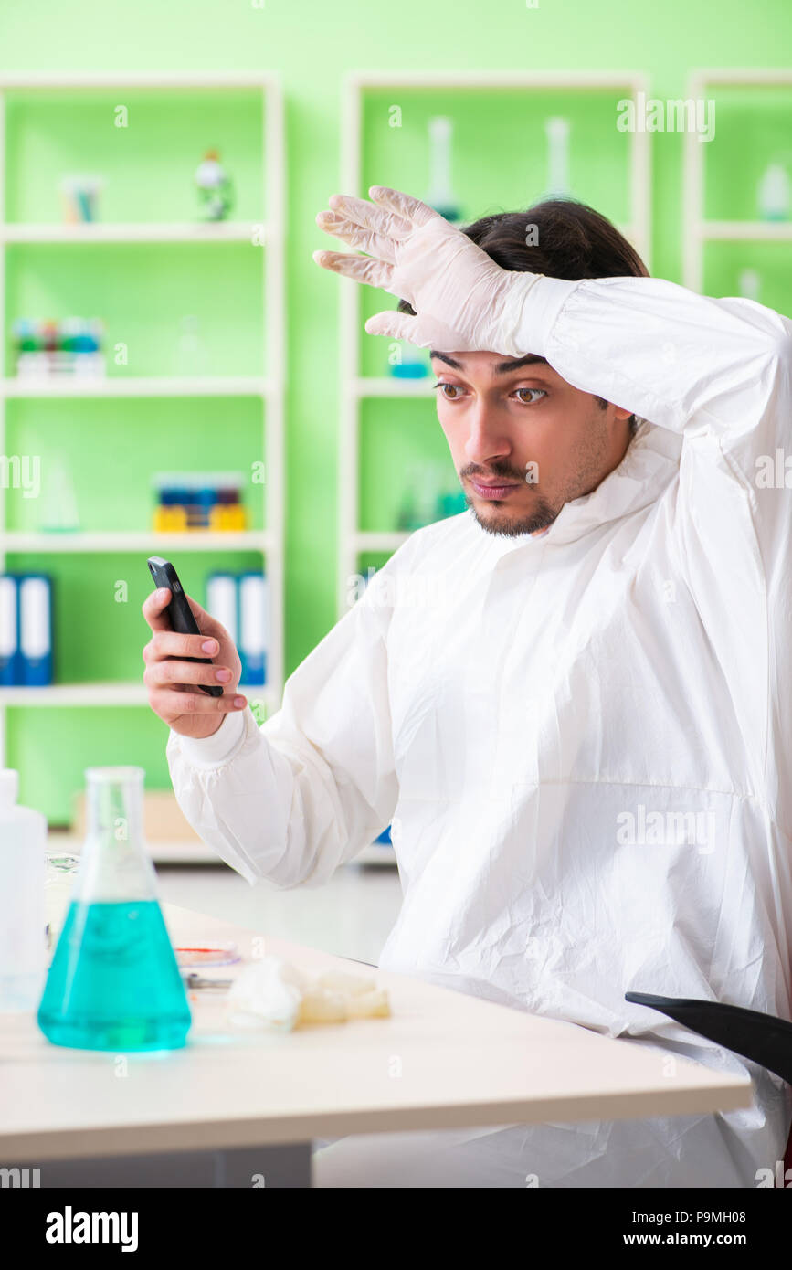 Chemist working in the lab on new experiment Stock Photo - Alamy