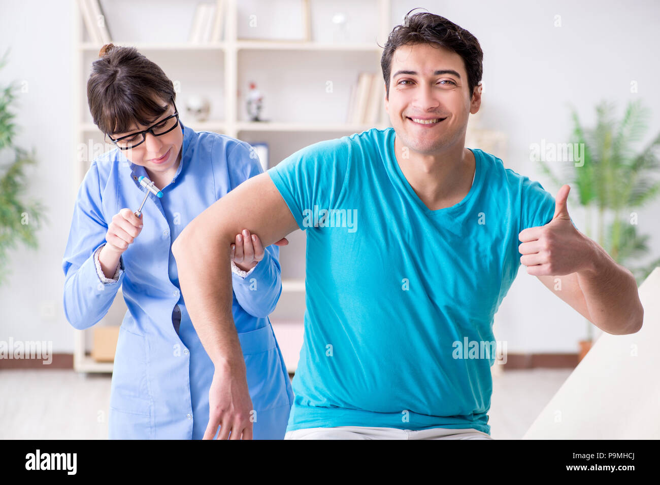 Doctor checking nerve reflexes with hammer Stock Photo - Alamy