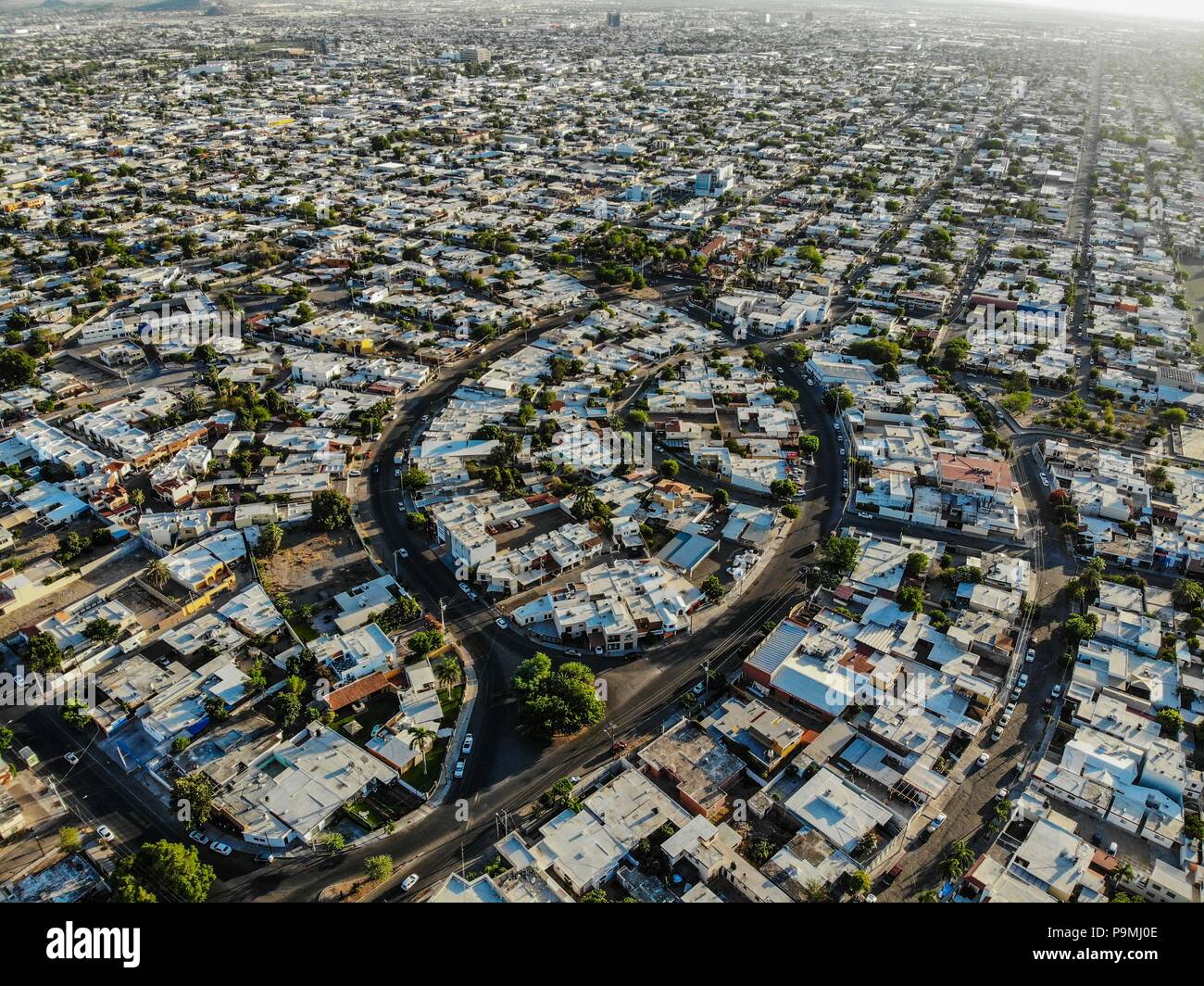 Vista aérea del ojo arquitectónico, casas y calles de la colonia Modelo ...