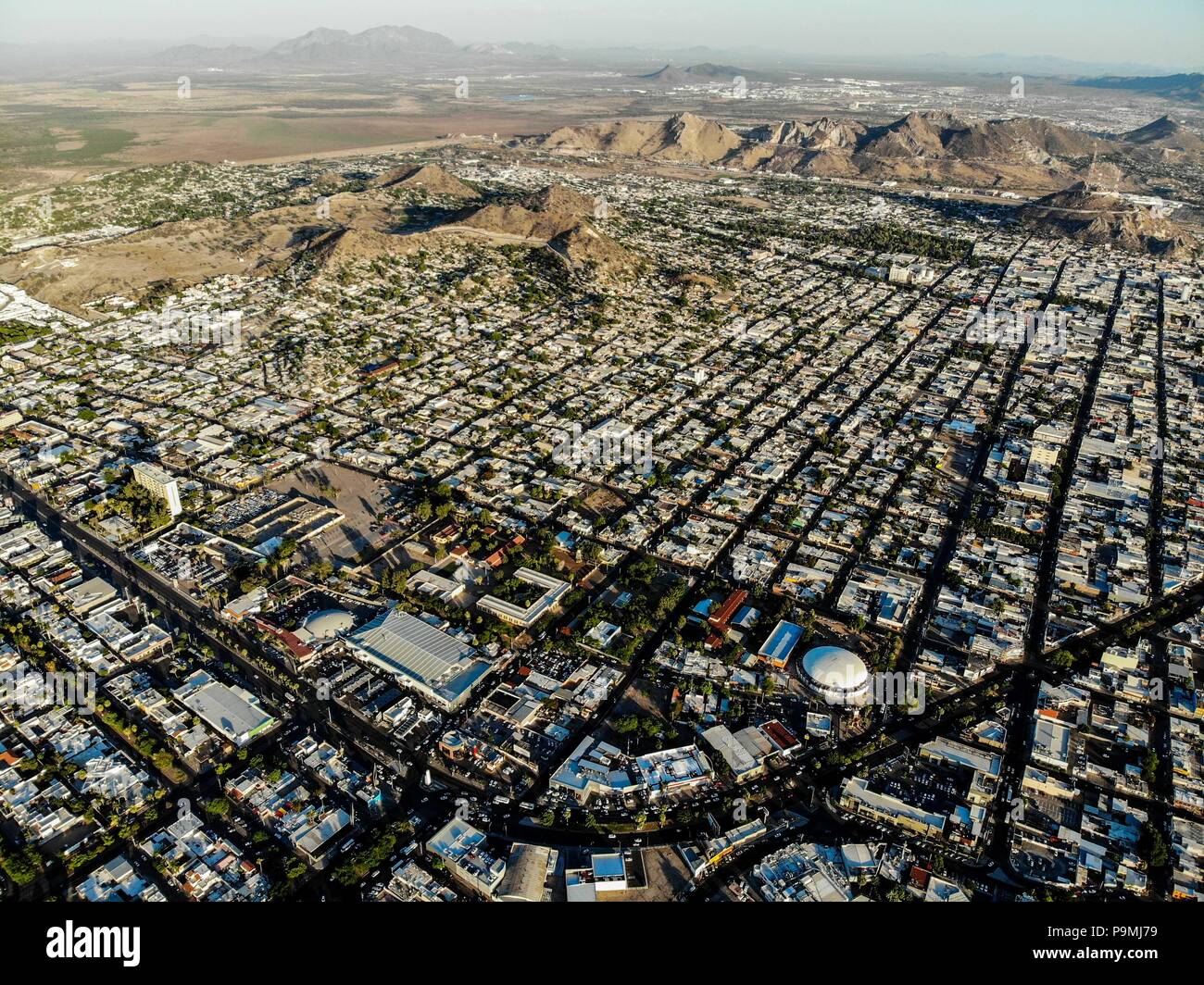 Vista aérea de casas y calles de la colonia Modelo, colonia 5 de Mayo ...