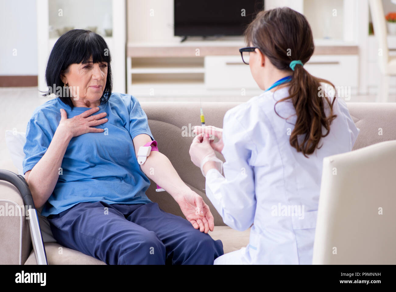 Doctor making injection to senior old woman Stock Photo - Alamy