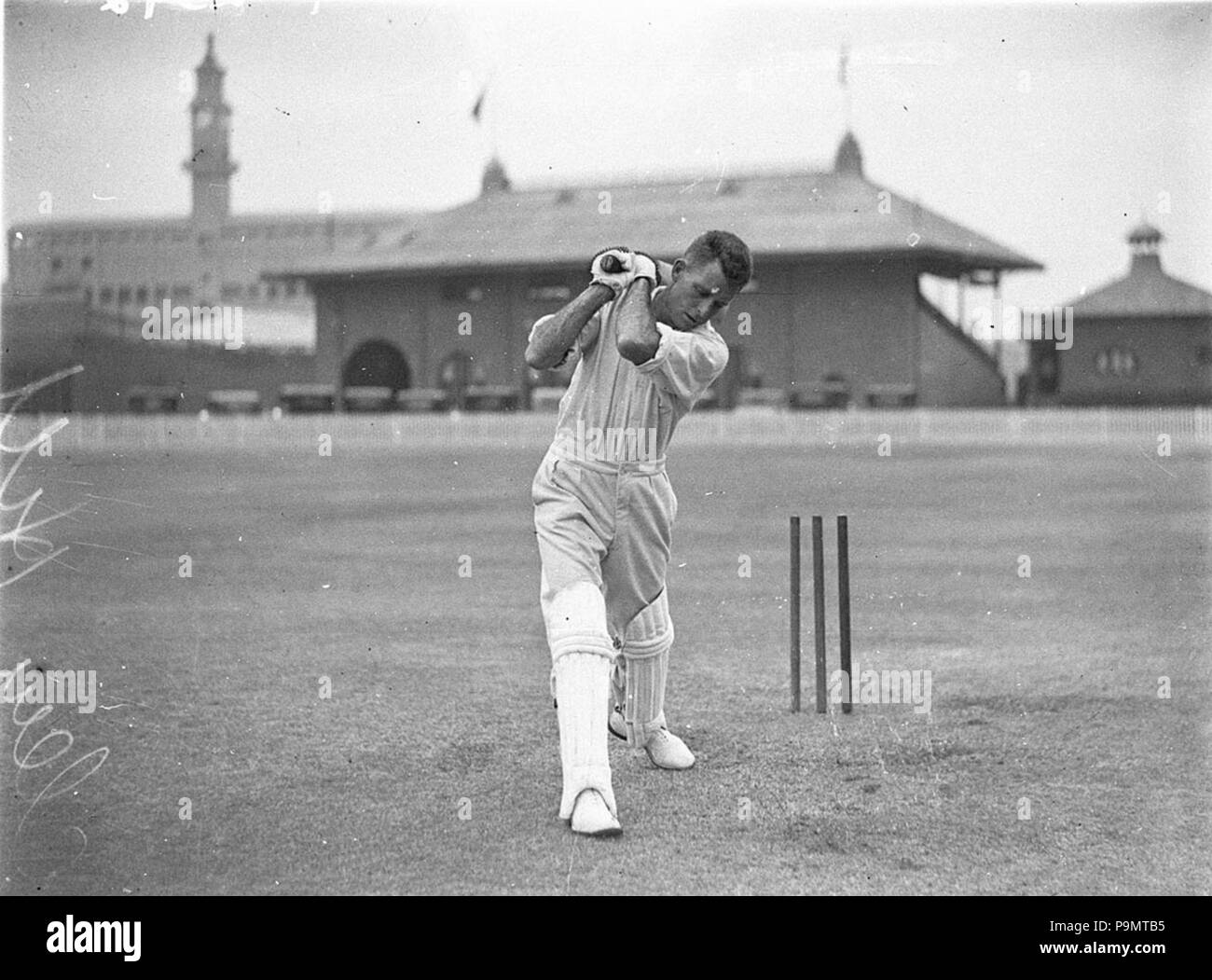 Left handed batsman hi-res stock photography and images - Alamy