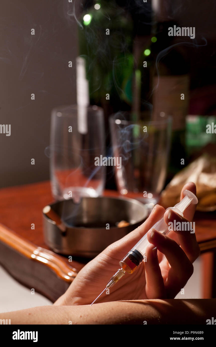 drug addicted girl with a syringe using drugs Stock Photo - Alamy